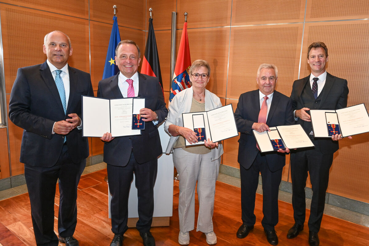 Innenminister Roman Poseck überreicht vier Mal das Bundesverdienstkreuz ...